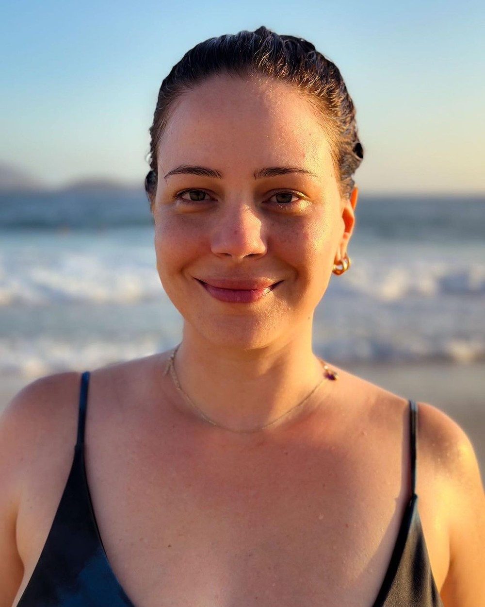 Leandra Leal posa de maiô ao abrir álbum de fotos em dia na praia