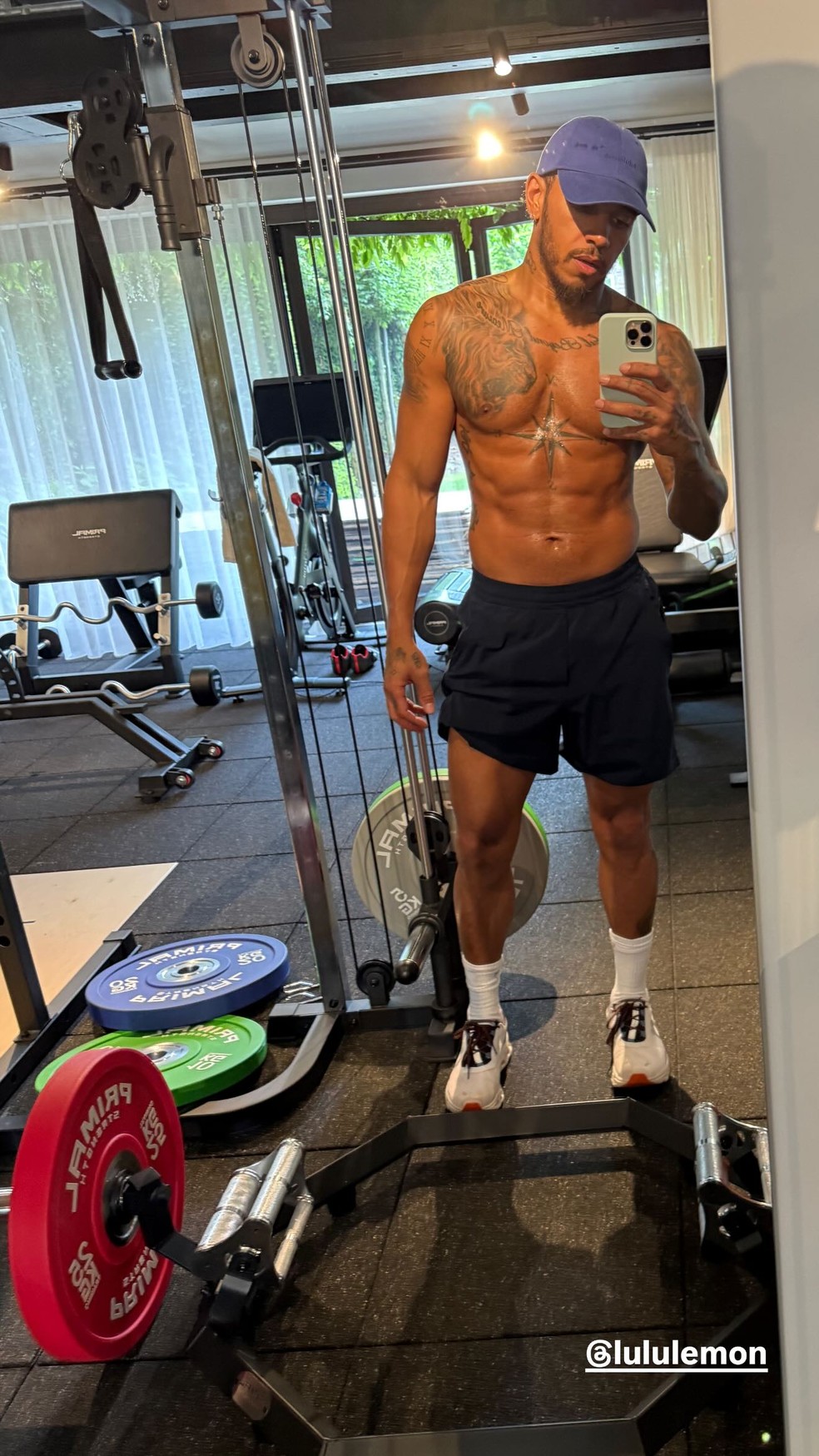 Discreto, Lewis Hamilton 'biscoita' sem camiseta e exibe corpão sarado ...