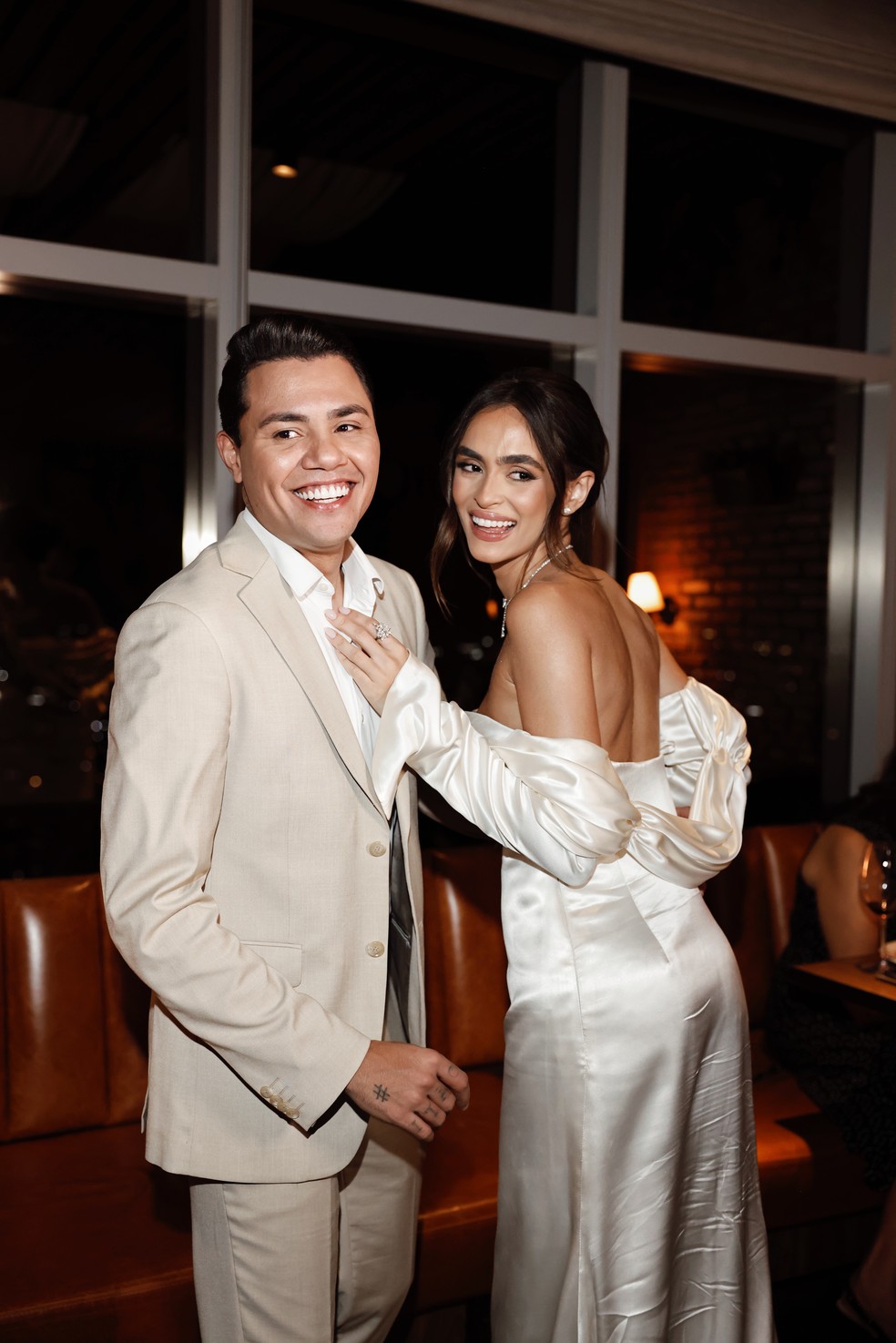 Felipe Araújo oficializa noivado com Lara Prado em festa intimista