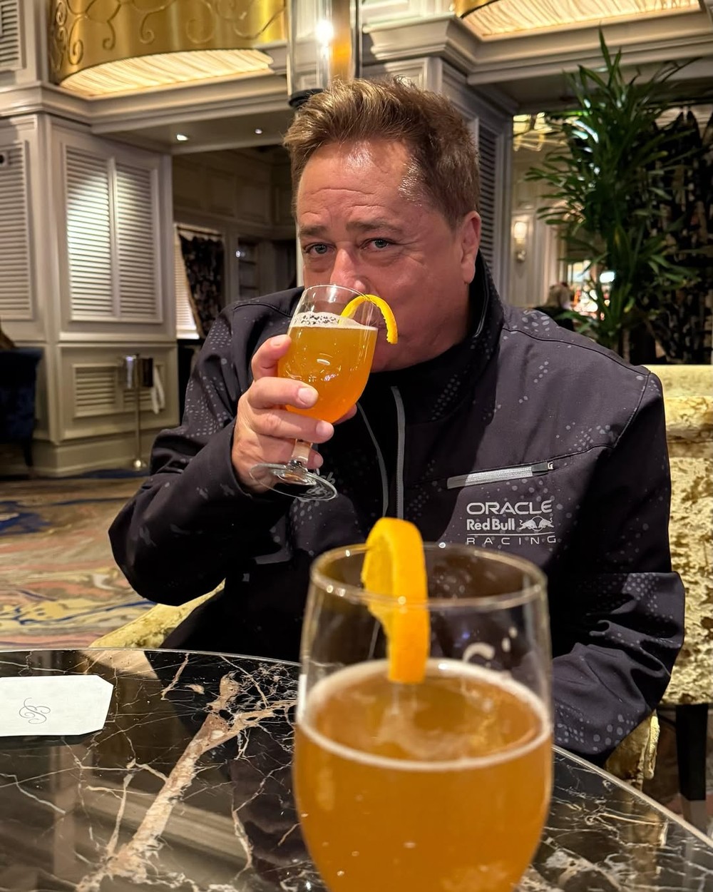 De férias em Las Vegas, Leonardo posa tomando drink: 'Programação em dia'