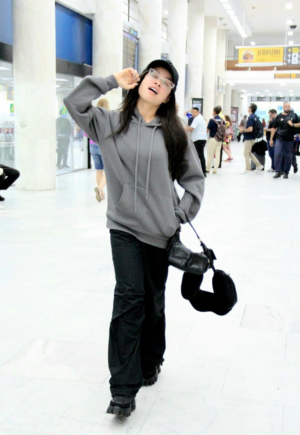 Com sono, Juliette esconde o rosto e boceja ao desembarcar no Rio