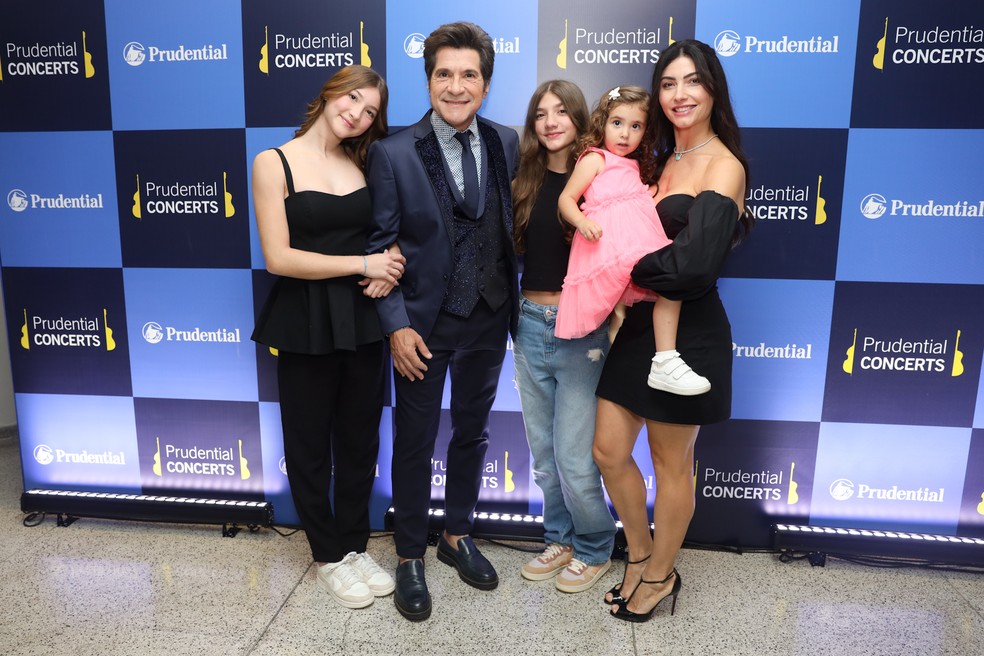 Cantor Daniel posa com a família nos bastidores de show em comemoração ...