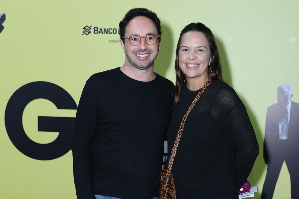 Repórter da Globo Pedro Bassan faz aparição rara com a esposa