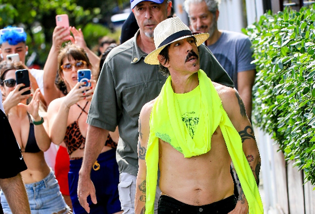 Anthony Kiedis, do Red Hot Chili Peppers, é seguido por fãs em passeio ...
