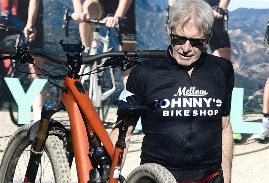 Aos 82, Harrison Ford mantém a forma em dia de pedalada pela Califórnia