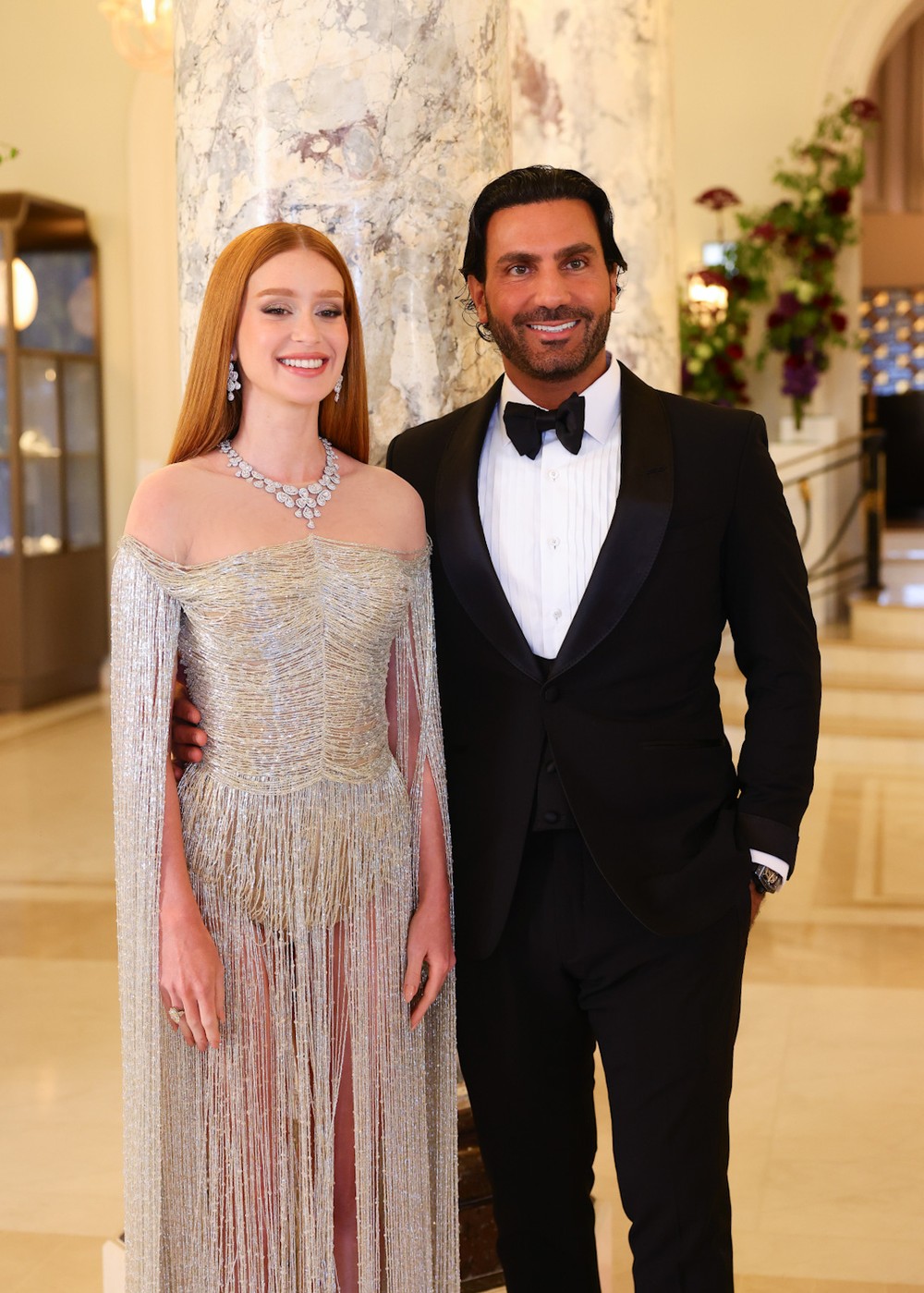 Marina Ruy Barbosa e noivo posam sorridentes em Cannes