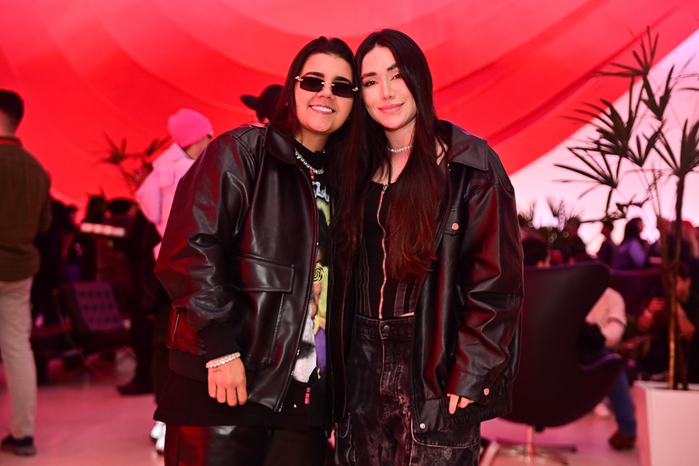 Sertaneja Yasmin Santos e a namorada, Maria Venture, beijam muito em show