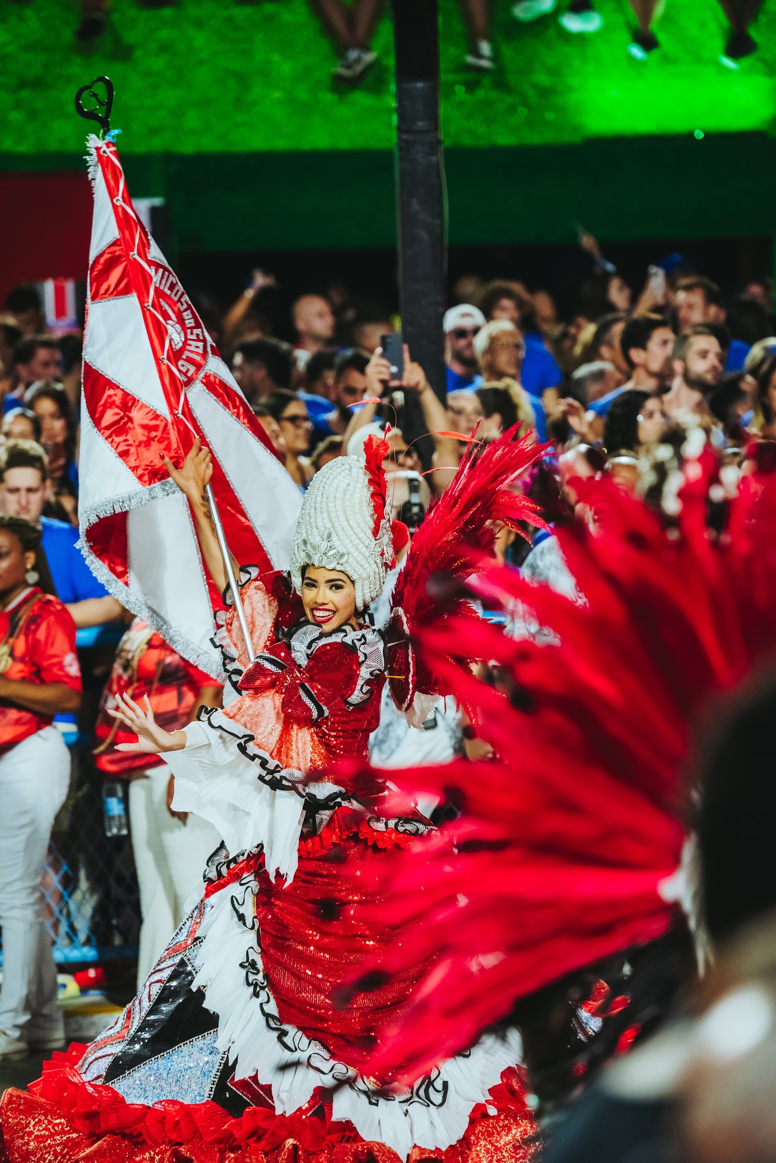 Lore Improta celebra mais um desfile como musa da Viradouro: 'Lugar ...