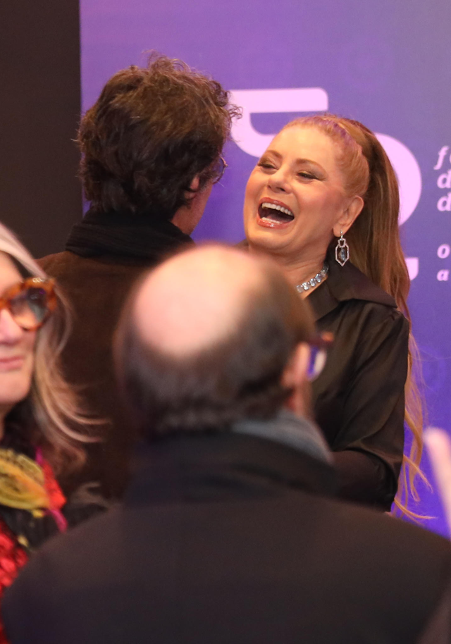 Vera Fischer recebe carinho do ex Felipe Camargo durante homenagem em festival de cinema