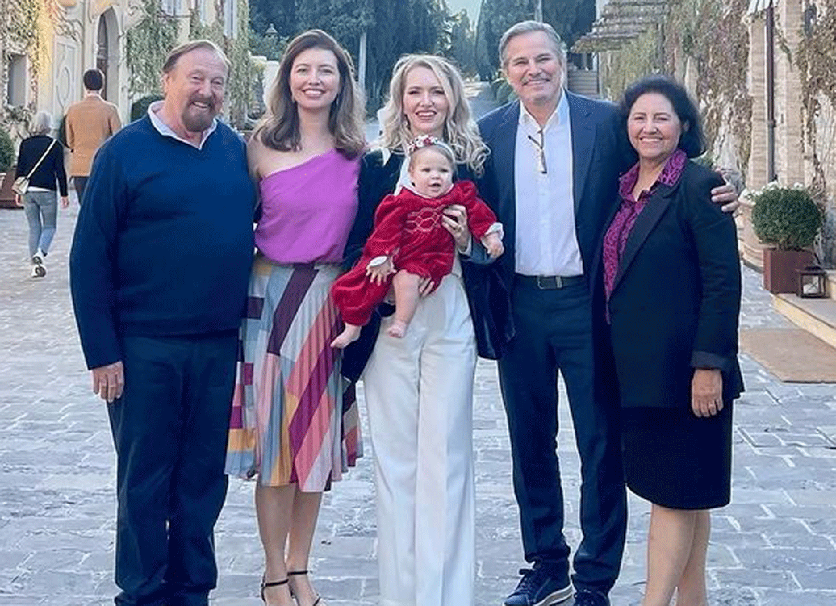 Karin Roepke posa com Edson Celulari, filha, irmã e pais na Itália ...
