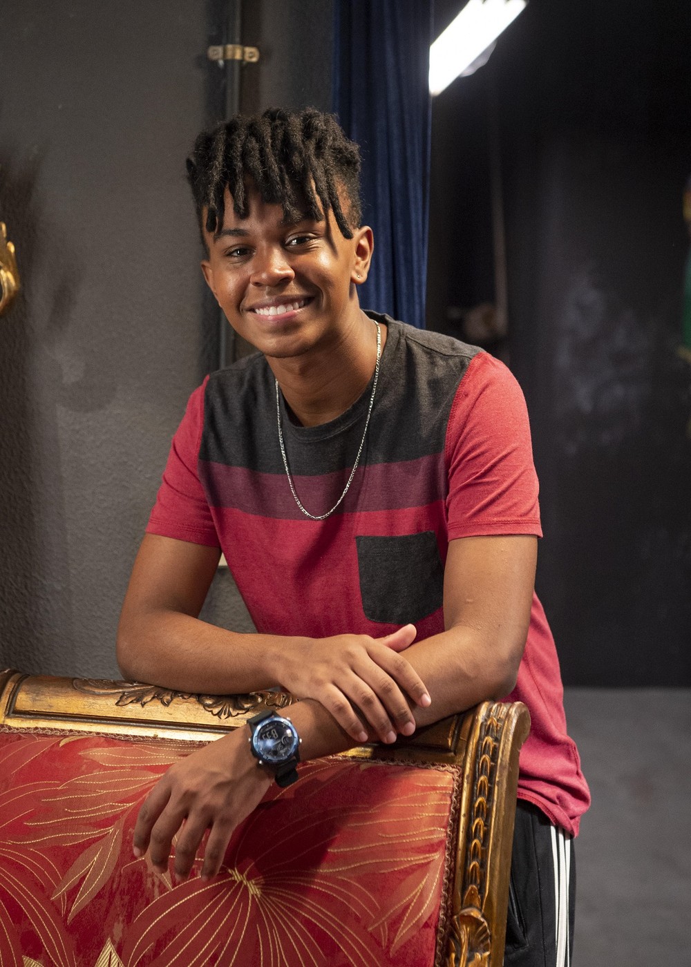 Veja visual de João Guilherme e Jean Paulo Campos em 'Vicky e a Musa'