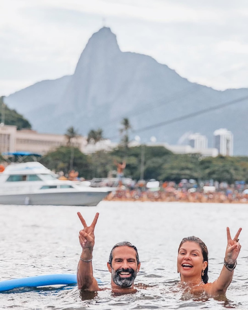 Bárbara Borges comemora aniversário em barco e troca beijos com Iran Malfitano