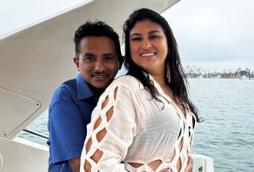 Manoel Gomes acaricia barriguinha de gravidez da esposa em passeio de ...
