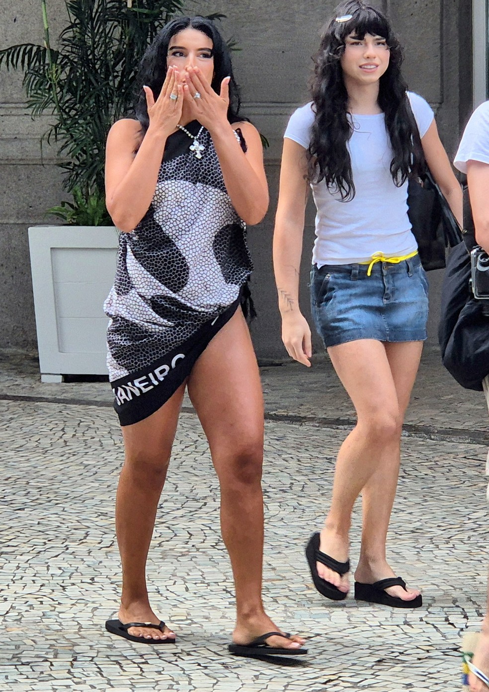 Sevdaliza sai enrolada em canga e manda beijo para os fãs após show no ...