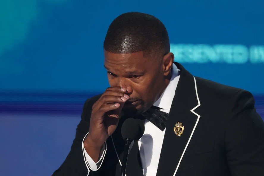 Jamie Foxx chora ao falar sobre período em coma após derrame
