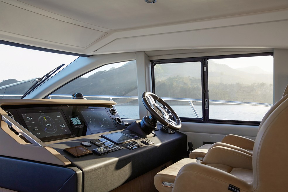 Conheça o iate de luxo de quase R$ 10 milhões de Thiago Silva, capitão ...