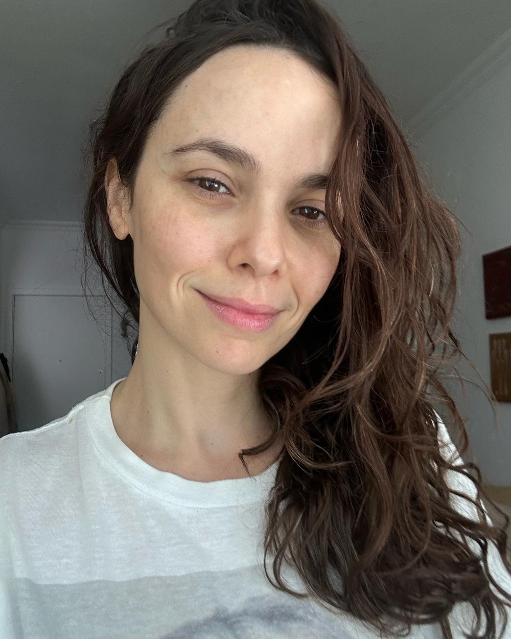 Débora Falabella posta selfie de cara limpa e mostra beleza natural ...