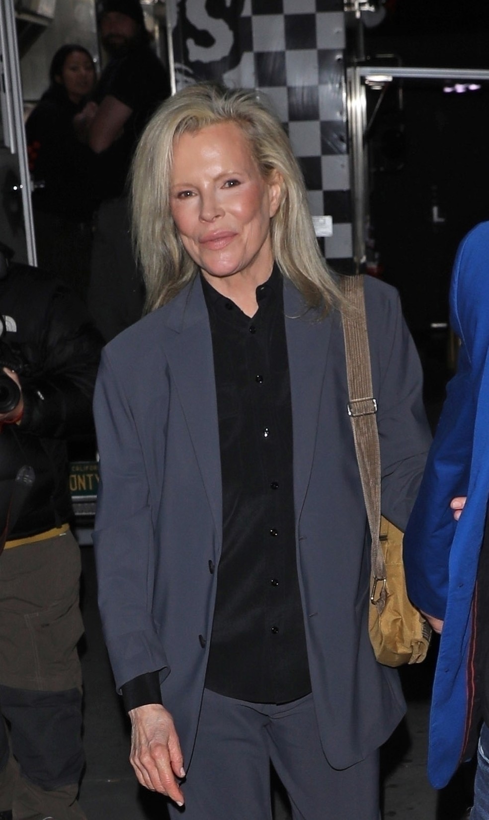 Kim Basinger, ganhadora do Oscar, surge irreconhecível em chá de bebê ...
