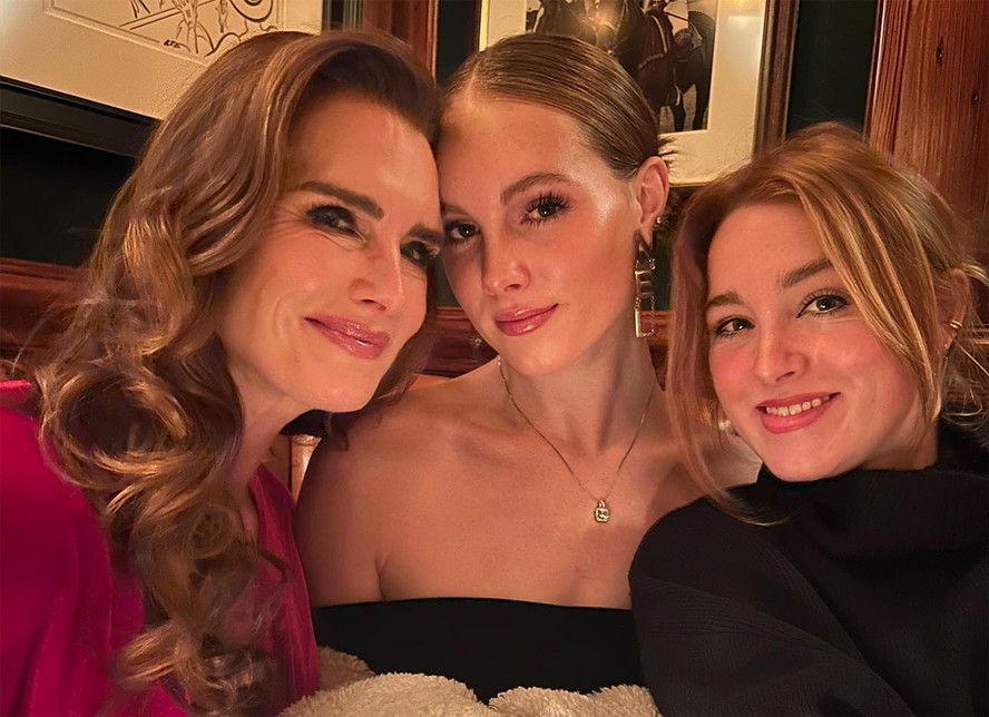 Brooke Shields e as filhas impressionam com semelhança em clique no Natal