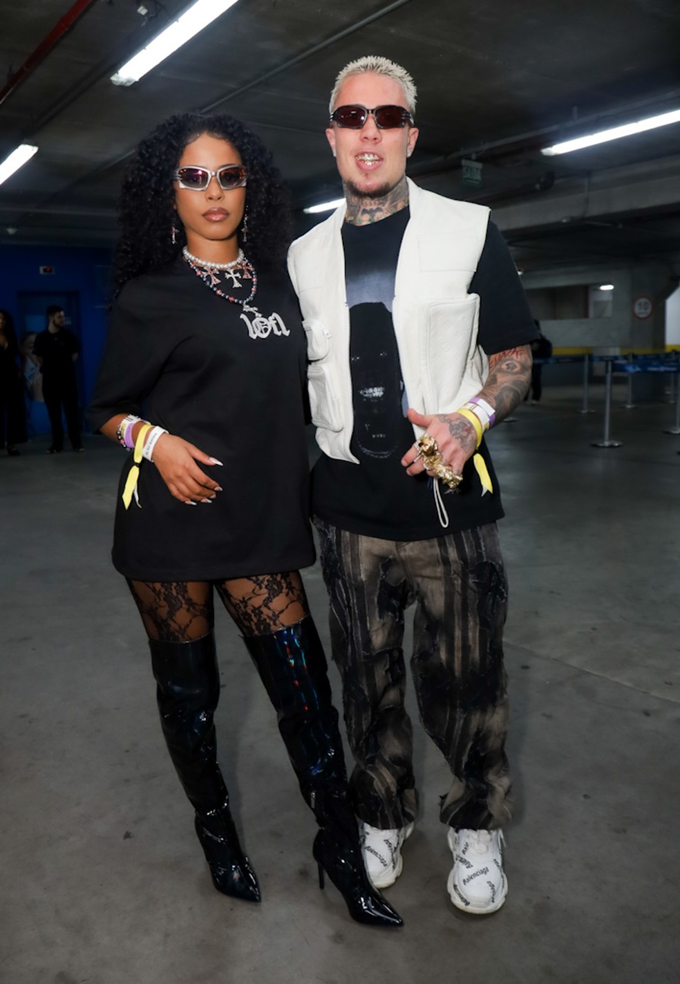 Grávida, Lorena Maria usa camisetão e botas para ir a show de Travis ...