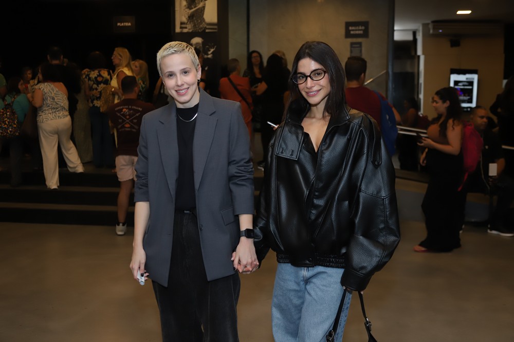 Marcella Rica vai com namorada a pré-estreia de Claudia Raia