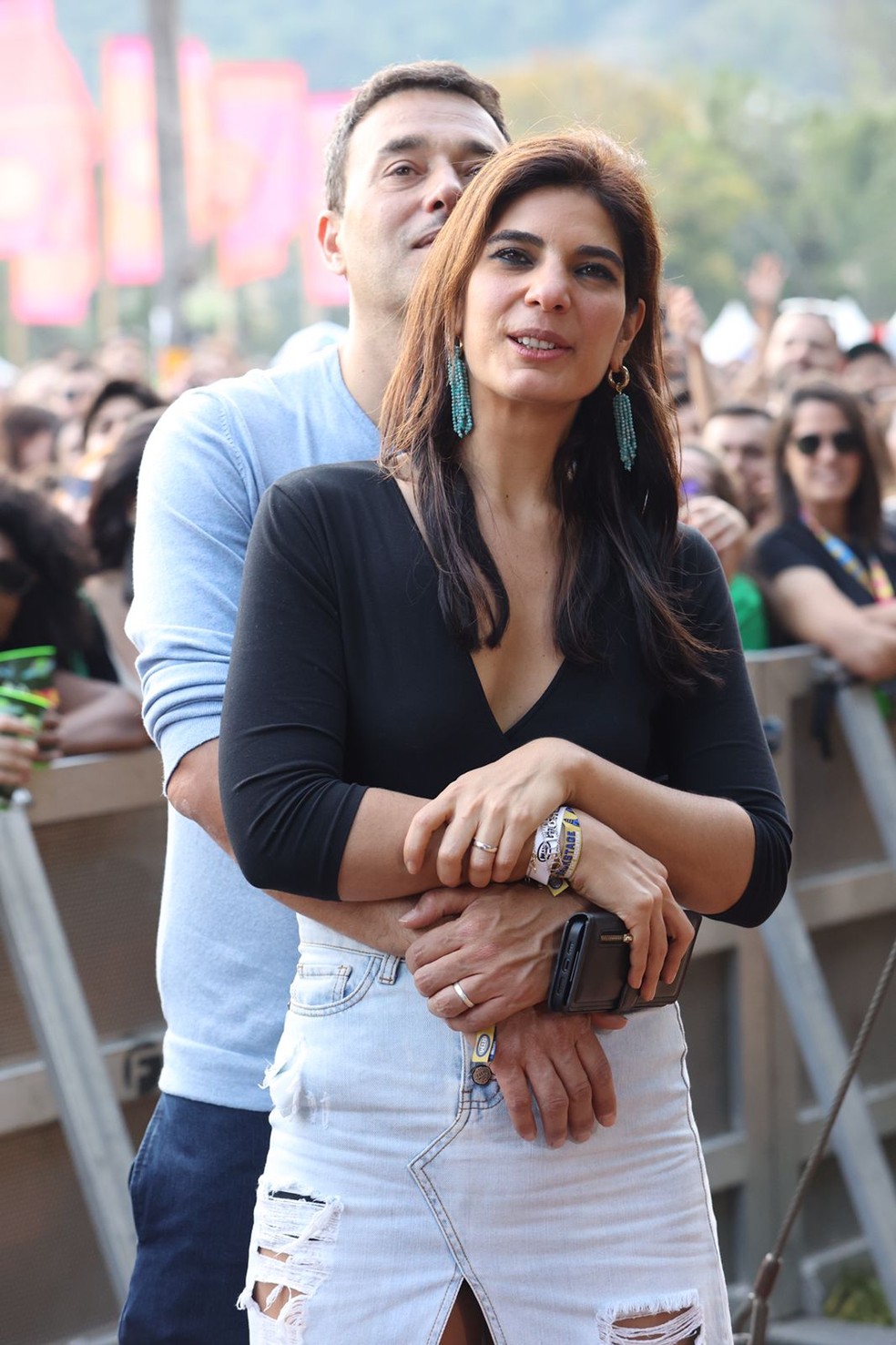 Discretos, Andréia Sadi e André Rizek curtem show agarradinhos