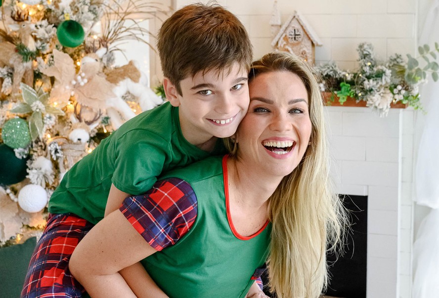 Ex-paquita Andrezza Cruz faz ensaio de Natal e elogia Xuxa: 'Troca ...