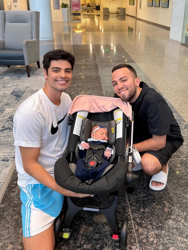 Lucas Rangel e Lucas Bley mostram rostinho da filha, Mia, pela primeira ...