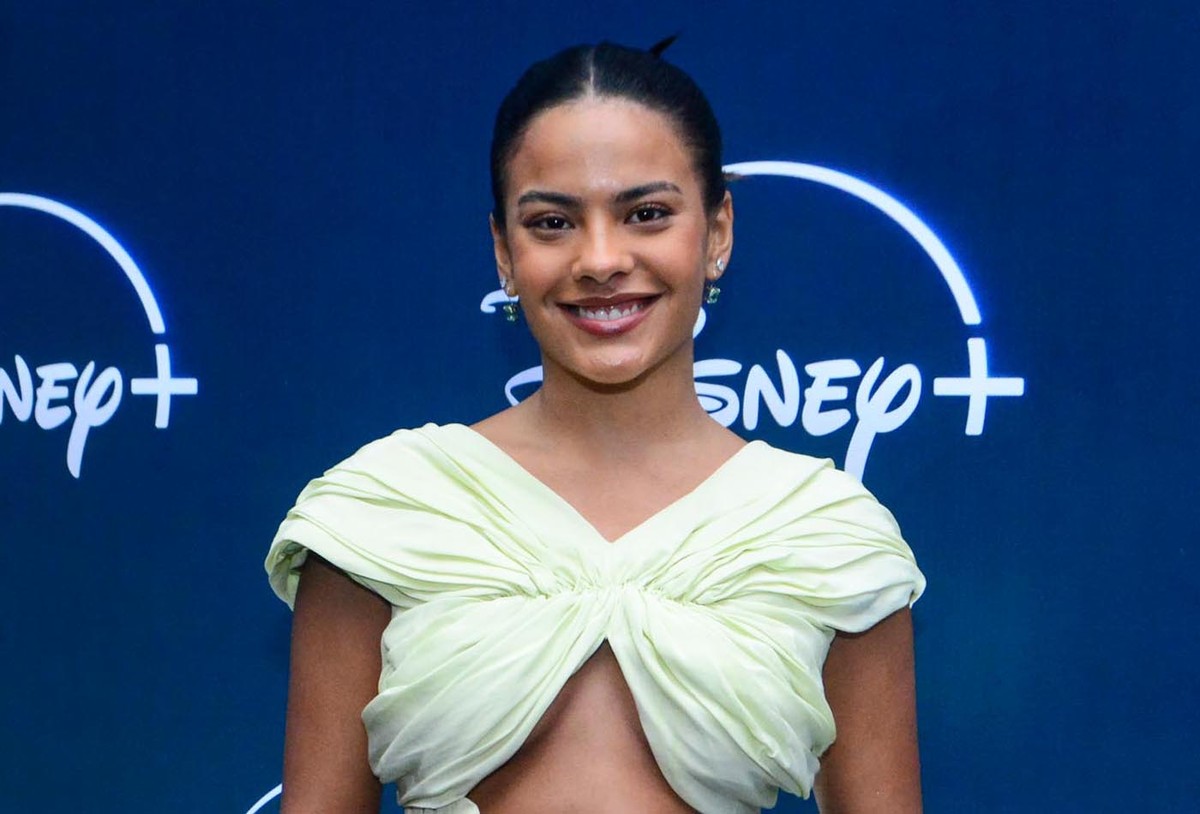 Bella Campos usa look recortado e deixa barriga e cinturinha à mostra