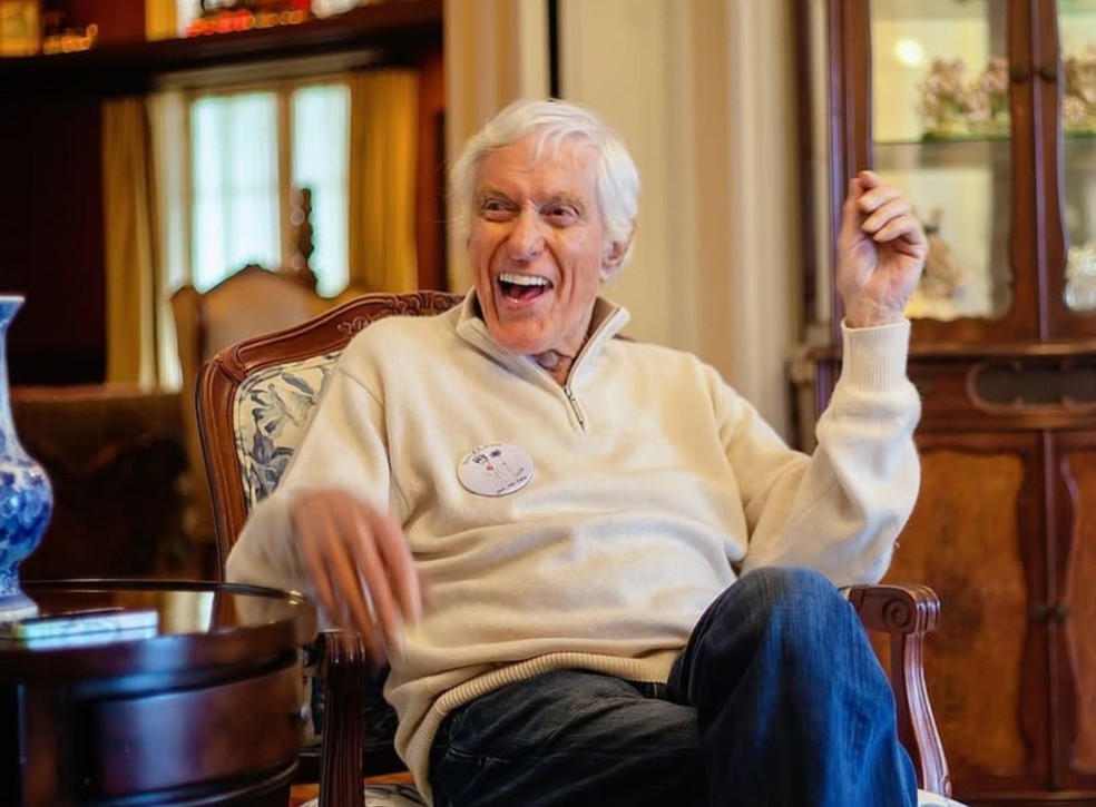 Dick Van Dyke, aos 98 anos, deixa casa na Califórnia devido aos ...
