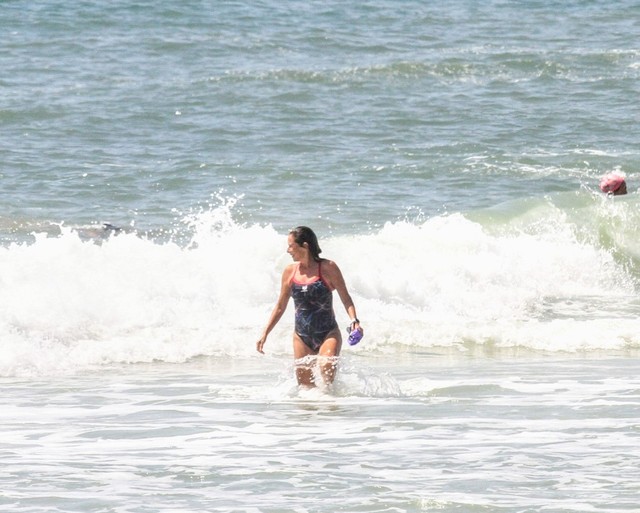 Andréa Beltrão toma banho de mar no Rio