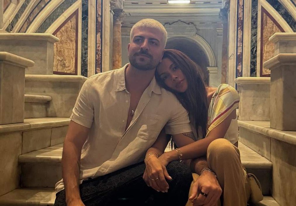 Anitta posa com namorado e exibe 'novo rosto' em Roma