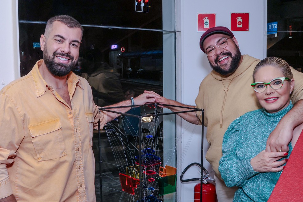 Cintia Abravanel recebe os filhos Tiago e Lígia, o genro e amigos ...