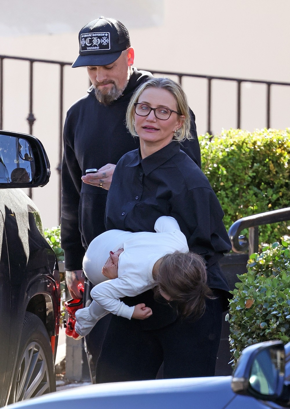 Cameron Diaz faz rara aparição com o marido e a filha em passeio na ...