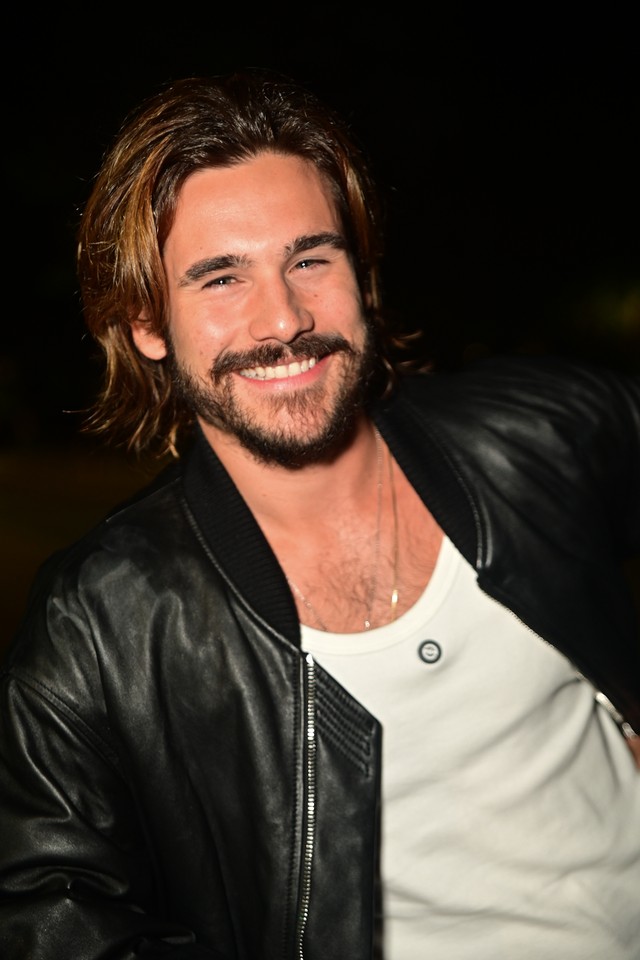 Sorridente, Nicolas Prattes fala sobre gravidez de Sabrina Sato ...