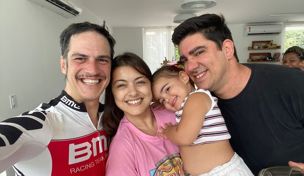 Marcelo Adnet festeja 41 anos de Mateus Solano com foto vintage deles
