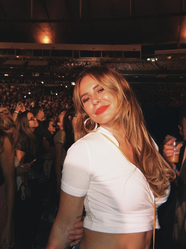 Paolla Oliveira abre álbum de fotos com muito samba e festa