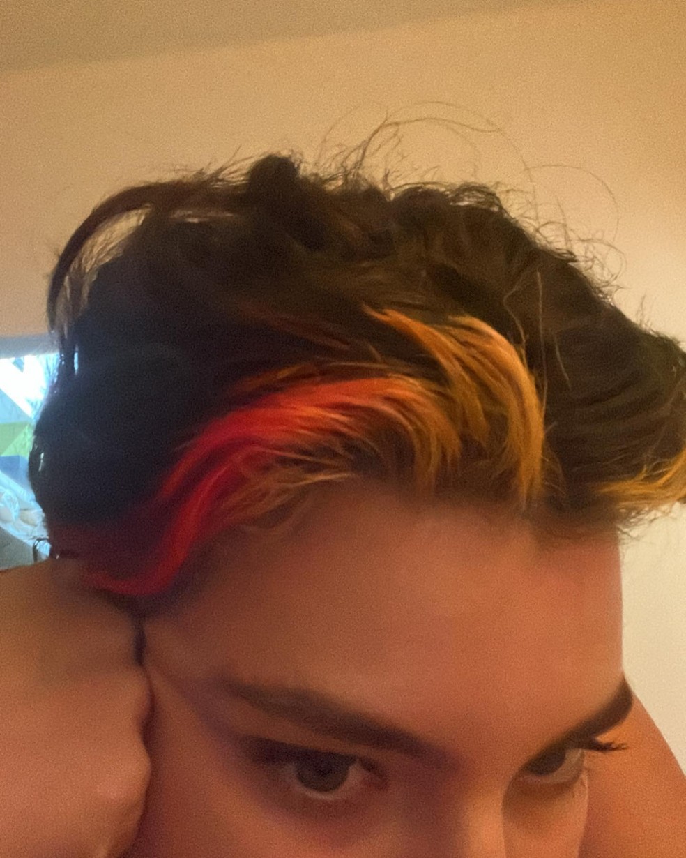 De biquíni, Allanis Guillen, a Juma de 'Pantanal', coloca a leitura em dia