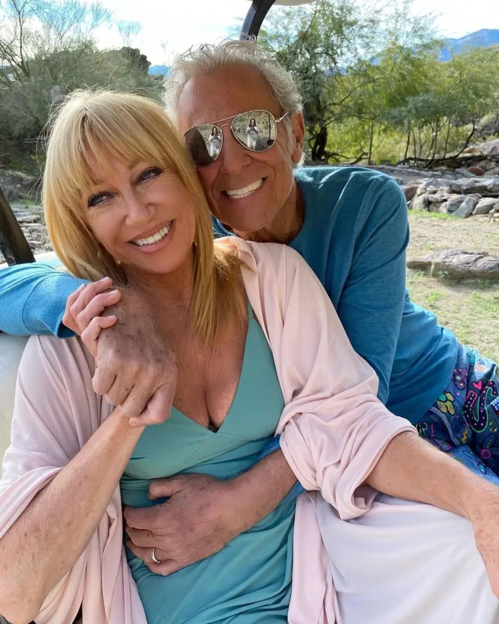 Viúvo de Suzanne Somers relata eventos sobrenaturais após morte da atriz