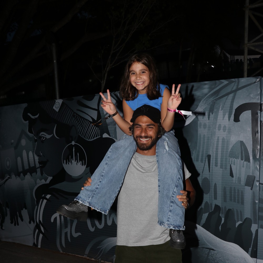 Hugo Moura vai ao The Town com a filha e revela pedido de Deborah Secco