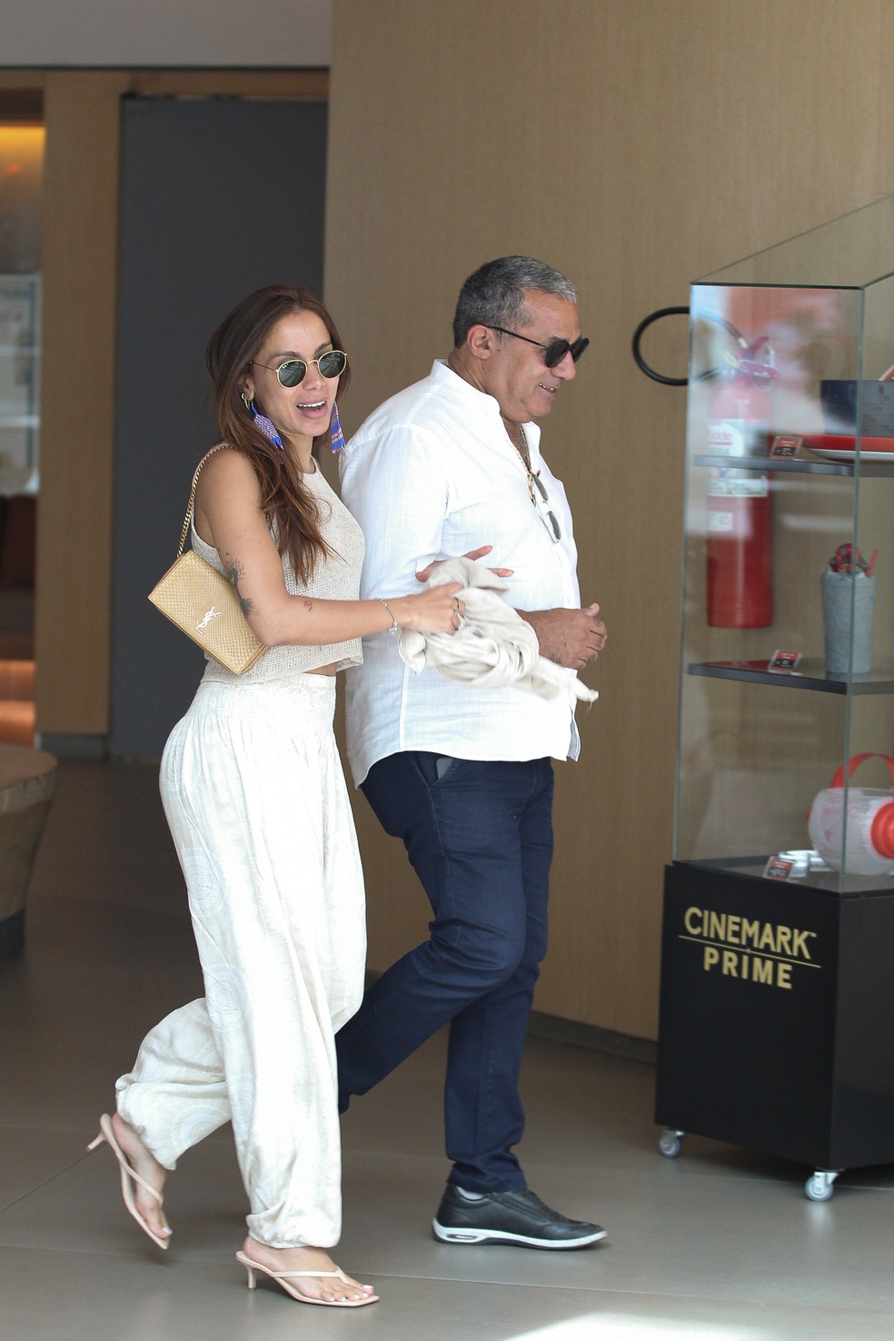 Anitta vai ao cinema com o pai e atende fãs no Rio de Janeiro; fotos