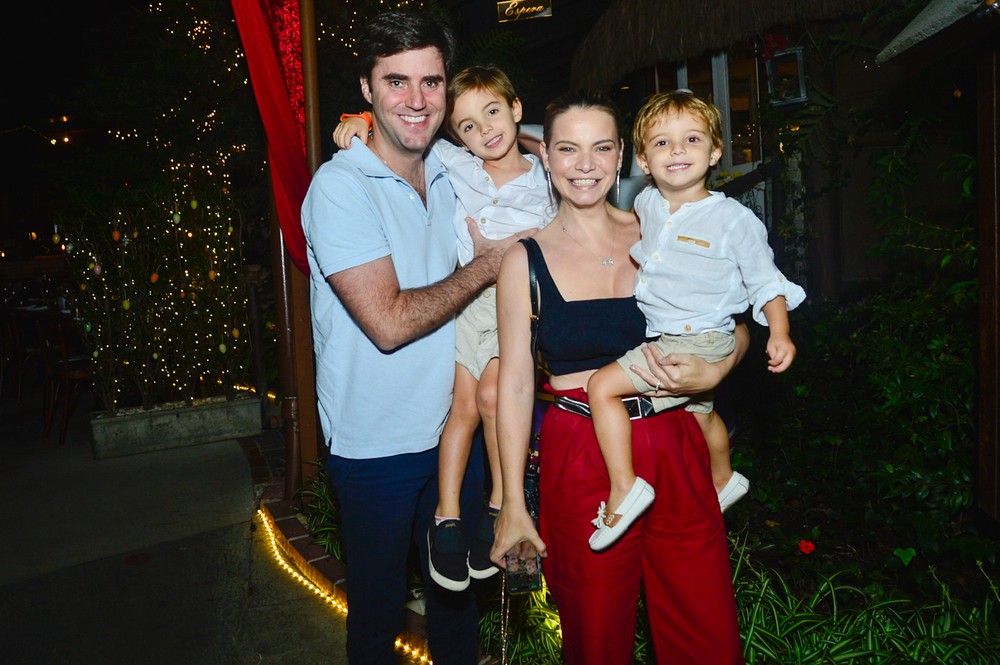 Milena Toscano faz aparição pública rara com o marido e filhos