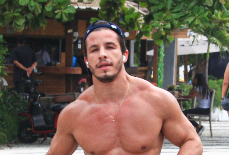 Ricky Tavares corre sem camisa no Rio de Janeiro