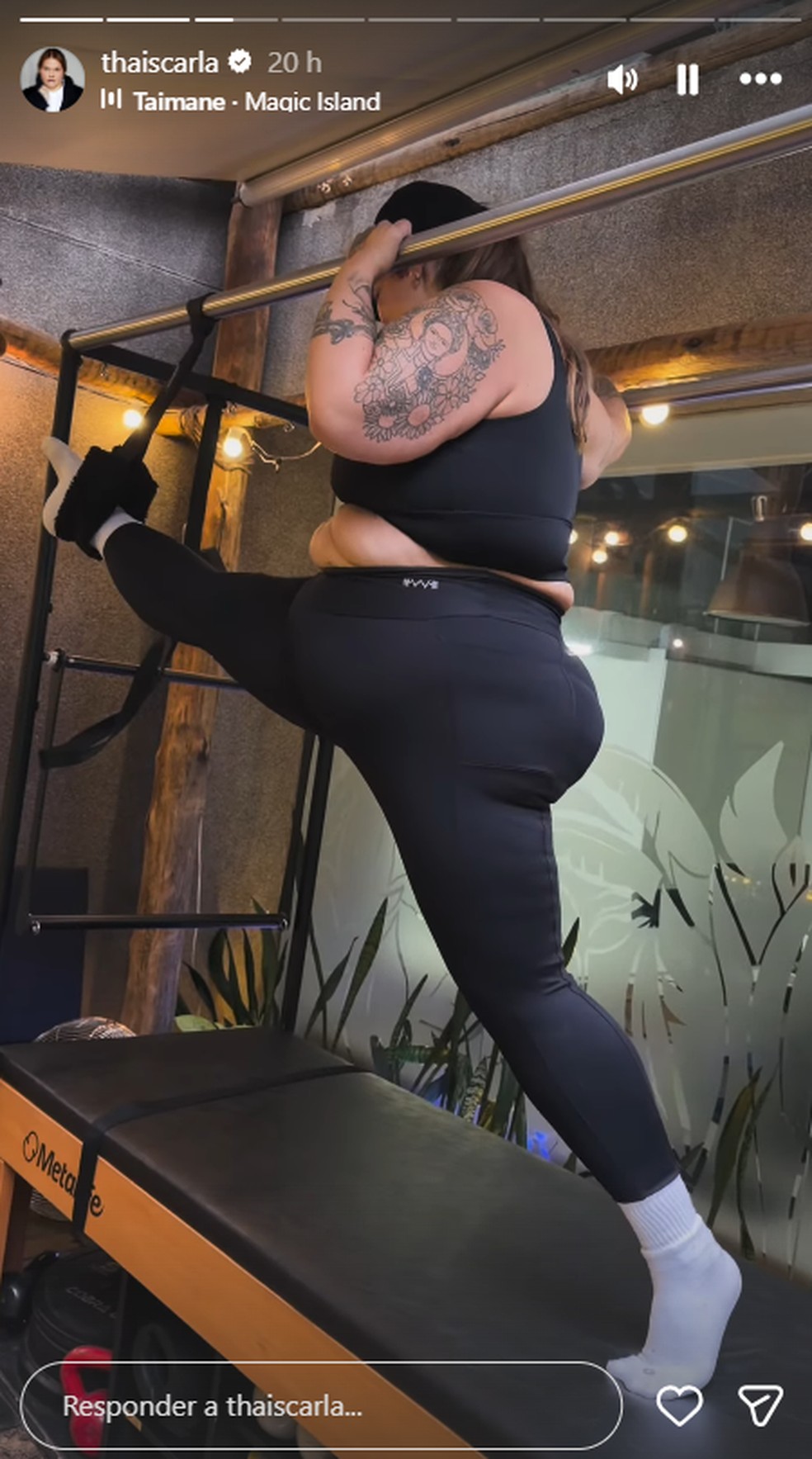 Thais Carla dá show de elasticidade durante aula de pilates