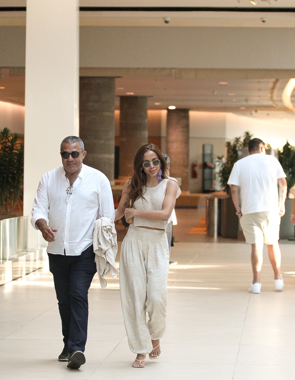 Anitta vai ao cinema com o pai e atende fãs no Rio de Janeiro; fotos