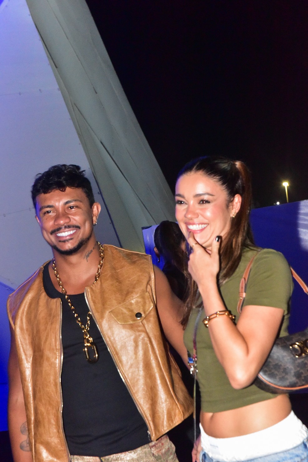 Sorridentes, Xamã e Sophie Charlotte posam juntos no Rock in Rio; fotos