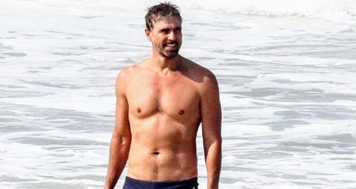 Reynaldo Gianecchini é fotografado de sunga em praia carioca