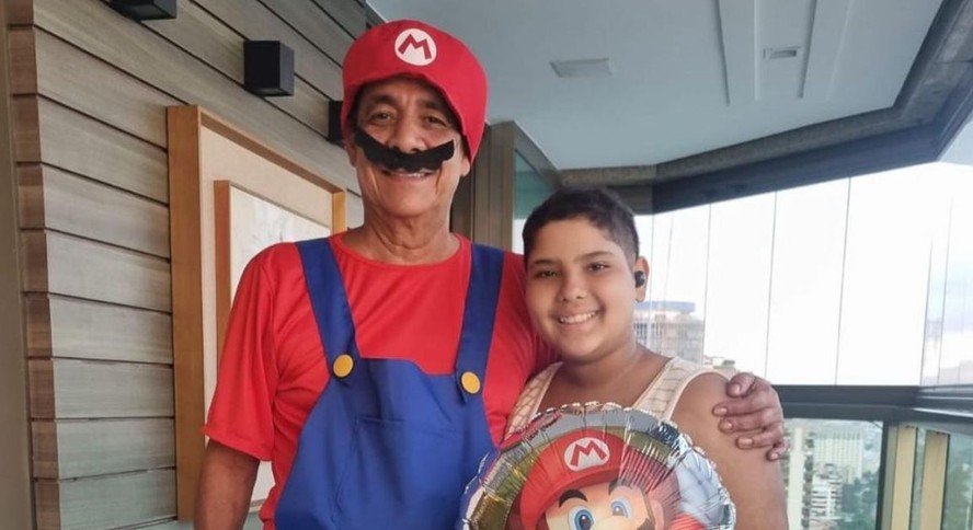 Zeca Pagodinho se fantasia de personagem Mario Bros a pedido do neto, Noah