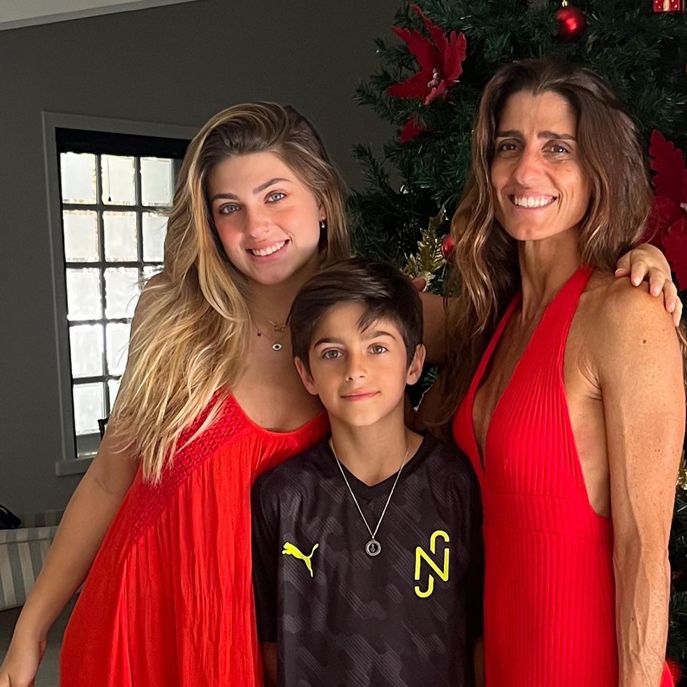 Em aparição rara, Eduardo Moscovis passeia com as filhas Manuela e Sofia