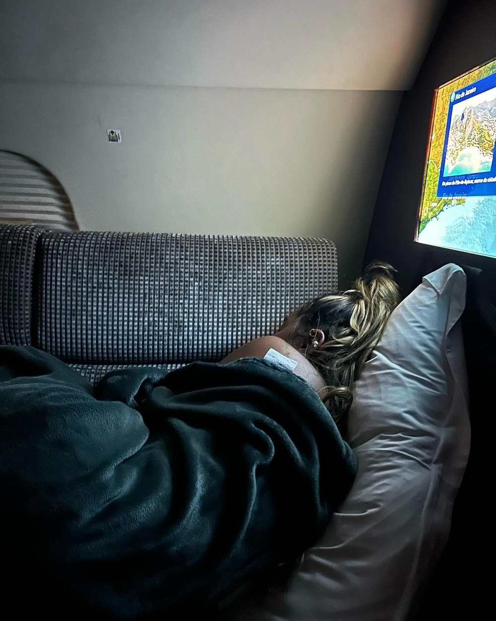 Rafaella Santos curte viagem relaxante e exibe chapéus de praia luxuosos